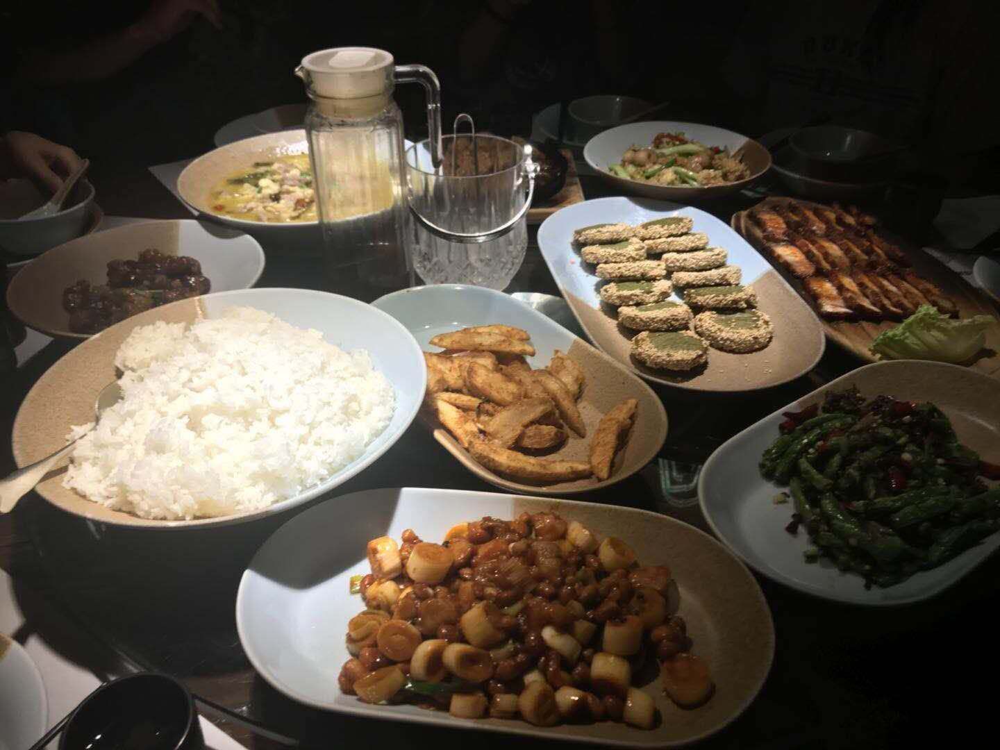 我吃饱了！The Chinese Food Students are Getting Full On