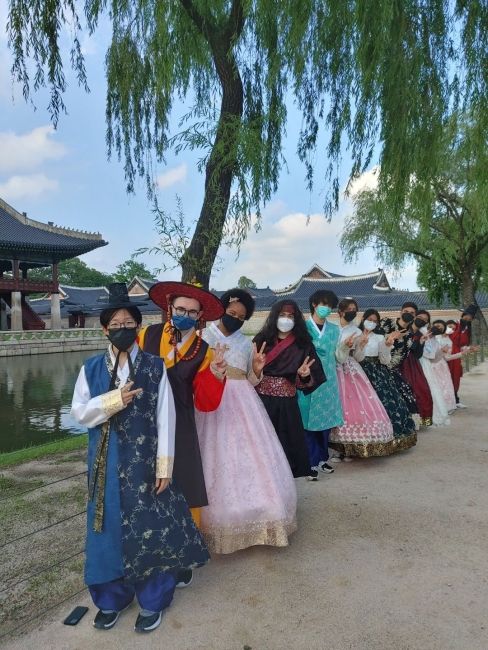 Hanbok (한복) and the Gyeongbokgung Palace (경복궁) | CIEE